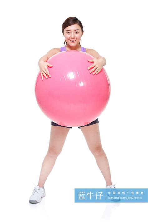 青年女子和健身球 蓝牛仔影像 中国原创广告影像素材