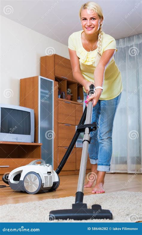 Hemmafru Som Hemma Dammsuger Arkivfoto Bild Av Damning Soffa 58646282