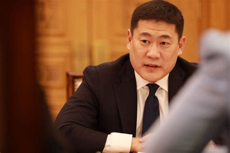 Л Оюун Эрдэнийн сөхсөн “улаан хивс” ний доор…