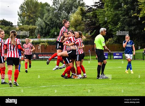 Sunderland Women Forward Emily Scarr Mitte Wird Von Ihren