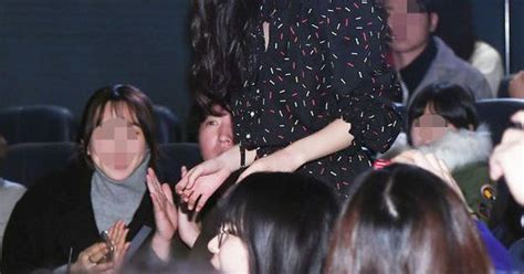 사진 김윤혜시선 한몸에 받으며 입장