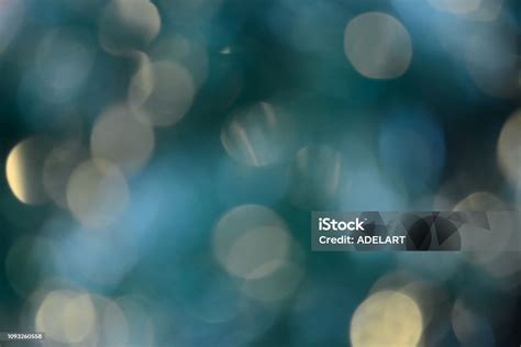 Bokeh 사진입니다 휴일 배경입니다 크리스마스 조명입니다 배경입니다 Defocused 반짝입니다 새 해 배경 막입니다 축제