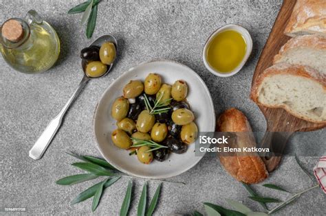 올리브 나뭇 가지가있는 허브와 올리브 오일에 다양한 종류의 올리브 0명에 대한 스톡 사진 및 기타 이미지 0명 건강한 식생활 그리스 문화 Istock
