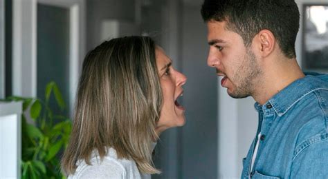 Den Här Mannen Erkänner För Sin Fru Att Han Har Varit Otrogen Och Hon