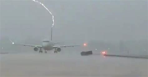 Arkansas Il Momento In Cui Il Fulmine Colpisce L Aereo Dell American Eagle Con I Passeggeri A Bordo