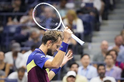 Daniil Medvedev Ousts Us Open Defending Champion Carlos Alcaraz To