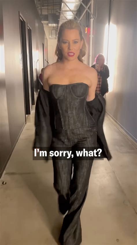 Elizabeth Banks 49 Looks Sensational And Hot In Bold Backless