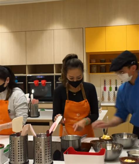 钟丽淇汤盈盈带上各自孩子享受亲子乐 一起下厨和制作陶艺很开心
