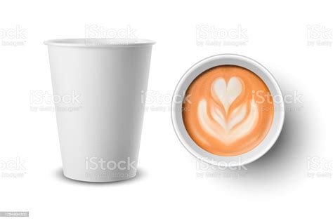 벡터 3d 현실적인 종이 우유 커피 꽃 심장 패턴 세트 격리 플라스틱 흰색 일회용 커피 컵 카푸치노 라떼 벡터 그림입니다 모형을 위한 디자인 템플릿입니다 상단 전면 보기