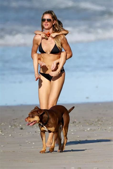 Gisele Bundchen On The Beach In Costa Rica Mirror Online