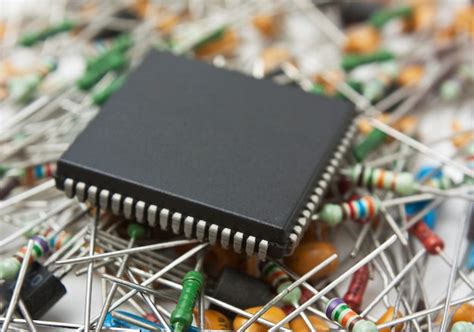 Microchip En Una Pila De Componentes Electrónicos Foto Premium