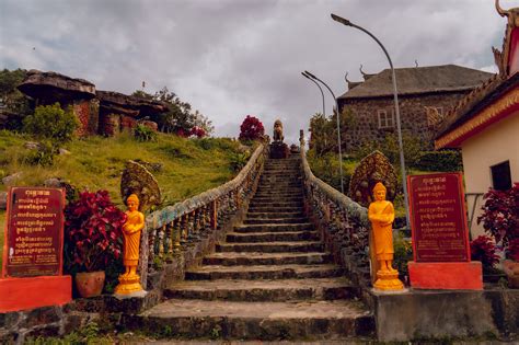 វត្តសំពៅ៥ ស្ថិតនៅលើភ្នំបូកគោ យើងអាចឈរមើលកោះត្រល់ ហើយស្រូបខ្យល់ធម្មជាតិទៀតផង