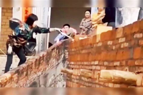 农村建房都这样吗？建房前不留点余地，邻居建房地基挖到门口了