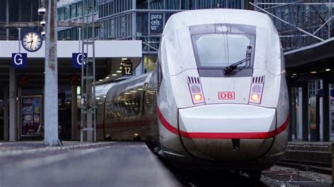 Високоскоростен пътнически влак уби двама души в Германия Новини бг