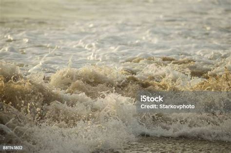 일몰 시 열 대 해변에 Splashing 파도입니다 아름 다운 많아요 바다 파도 0명에 대한 스톡 사진 및 기타 이미지 0명
