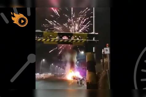 夫妻开车载满烟花，结果车和烟花一起着了！车主当场崩溃