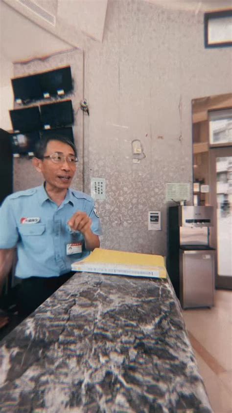 這警衛讓我14年前娶到美嬌娘。 14年前我還是大學生 他幫我助攻、送禮、說好話等等 讓我老婆對我印象非常好😛 讓我可以跟初戀在一起 還懷了我的