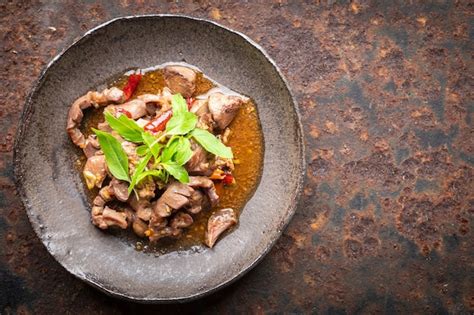 Pad Ka Prao Kruang Nai Gai 태국 음식 바질 볶음 치킨 찌꺼기 다양한 고기 와비 사비 스타일 접시에