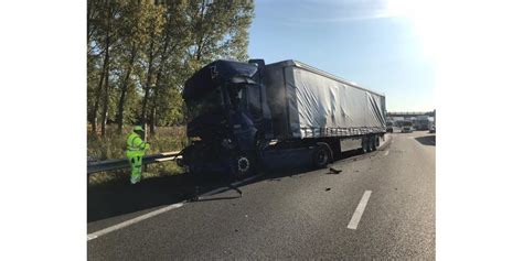 Isère Un Camion Percute Un Autre Sur Lautoroute A43
