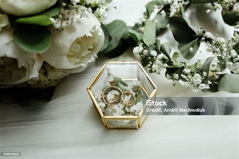 Rincian Pernikahan Dua Cincin Kawin Emas Klasik Dalam Kotak Kaca Dan