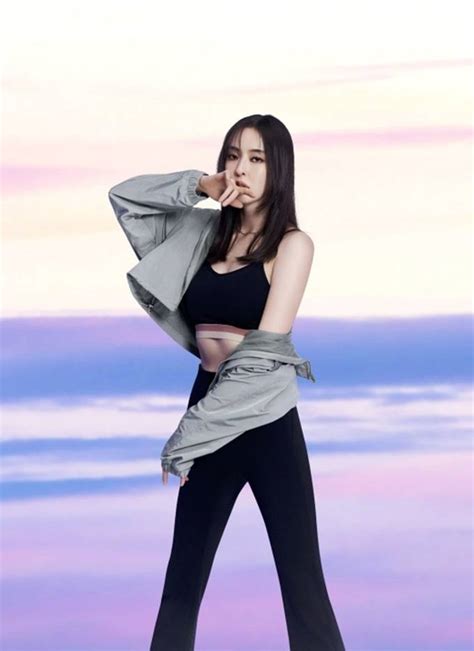 패션엔 이다희 바람 솔솔 이제 운동해 볼까 비현실 몸매의 가을 애슬레저룩