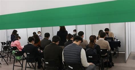 일자리박람회에서 면접 기다리는 청년들