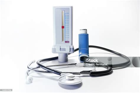 피크 유량계 흡입기 펌프 스프레이 및 청진기 Copd 천식 및 알레르기 환자를위한 의료 기기 흰색 배경 복사 공간 만성폐쇄폐질환에 대한 스톡 사진 및 기타 이미지 Istock