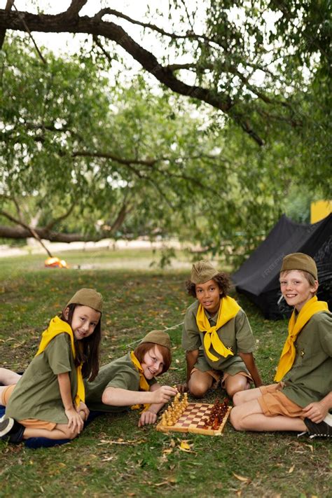 체스 전체 샷을 재생하는 아이들 무료 사진