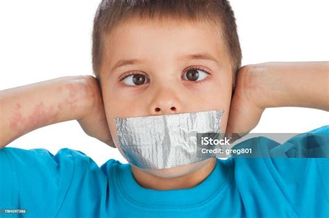 5 년의 소년은 흰색 배경에 고립 된 회색 접착제 테이프로 입을 테이프로 붙였습니다 입에 대한 스톡 사진 및 기타 이미지 입 청테이프 가리기 Istock