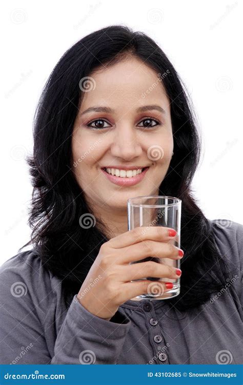Agua Potable De La Mujer Joven Imagen De Archivo Imagen De Pelo
