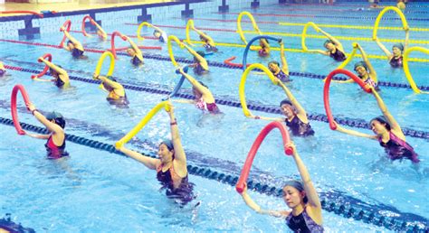 강습중인 아쿠아로빅 수강생들