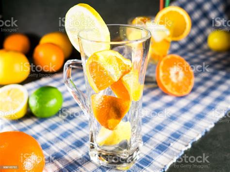 신선 하 고 달콤한 감귤의 얼음 찬 Citronade 여름 열에 대 한 완벽 한 준비에 대 한 준비가 되었습니다 여름이 오고