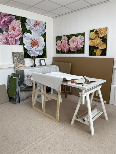 Купити картину «Елегантна гармонія з квітами олійними фарбами на полотні в стилі реалізм