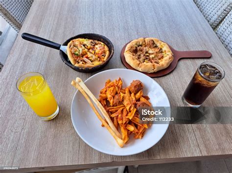 파스타 펜네를 곁들인 쇠고기 Arrabiata 쇠고기 미트볼 버섯 양파 옥수수 빨강 및 녹색 고추를 곁들인 채소 정원 피자 쇠고기 소시지 속을 채운 크러스트 소시지 다진