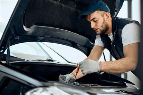 수리점에서 자동차 엔진을 유지하면서 오일을 변경하는 자동차 수리공 검사 보기에 대한 스톡 사진 및 기타 이미지 검사 보기 기계공 남성 Istock