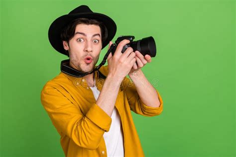 Foto De Un Joven Camarógrafo Sorprendido Tomándose Una Foto De Una Buena Foto Aislado En Un