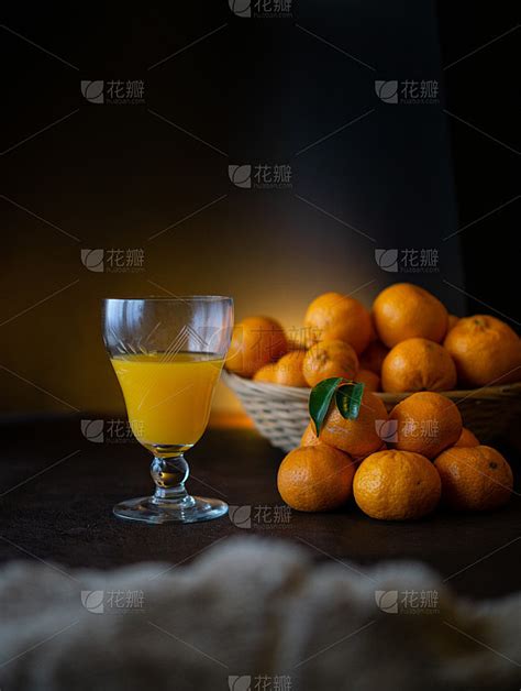 篮子里的一组橘子