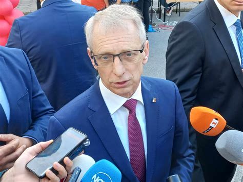 Премиерът Денков за зърнопроизводителите Аз с терористи не преговарям