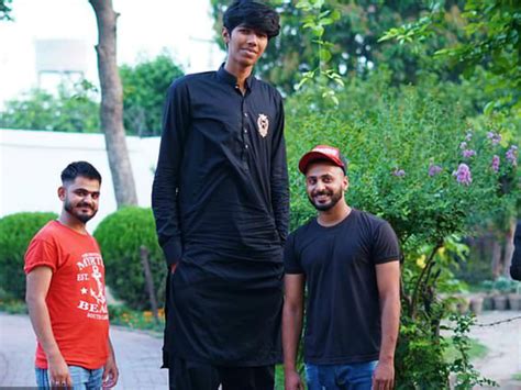 Psl 2020 Ipl Vs Psl Pakistan Tallest Bowler Mudassir Gujjar Height What Is The Height