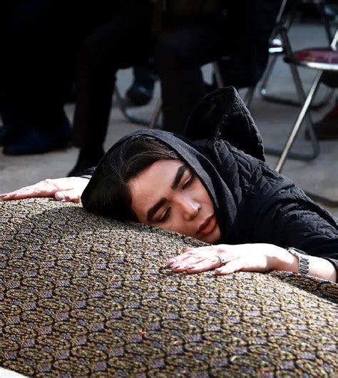 تصویری تلخ از مراسم خاکسپاری رضا صفایی‌پور دختر تابوت پدر را به آغوش کشید عکس