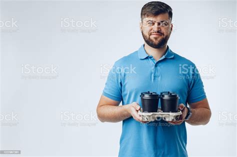회색 배경에 커피 테이크 아웃 컵을 주는 남자 커피 숍 노동자 고객에 대한 스톡 사진 및 기타 이미지 고객 마실 것 받기 Istock