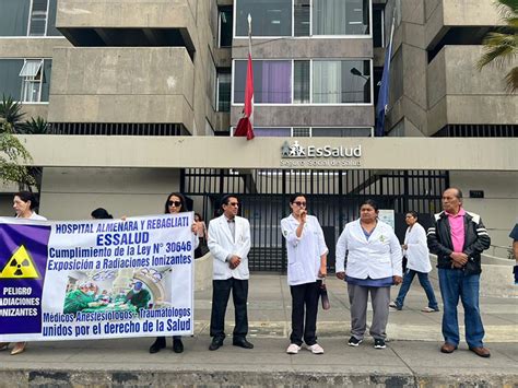 Médicos anestesiólogos y traumatólogos protestaron esta mañana en EsSalud para exigir descanso