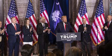 Trump Seen Praying With South Carolina Restaurant Employee During