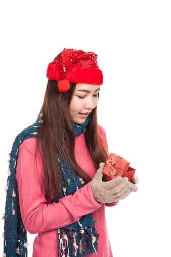 아시아판 여자아이 적색 크리스마스 모자 영업중 선물함 겨울에 대한 스톡 사진 및 기타 이미지 겨울 계절 고객 Istock