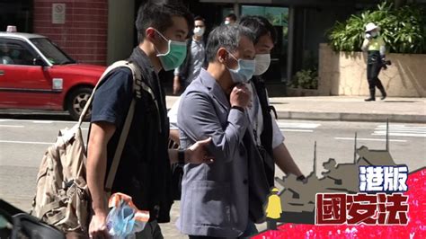 壹傳媒執董周達權遭警員包圍帶走 撿走疑為手提電腦證物 ＊ 阿波羅新聞網