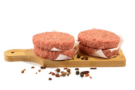 햄버거를 위한 생 소고기 패티 선택적 초점 흰색 배경에 격리 가루로 빻은에 대한 스톡 사진 및 기타 이미지 가루로 빻은