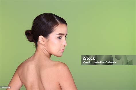美麗的清潔皮膚女人直的黑頭髮光滑姿勢敞肩面帶微笑 照片檔及更多 V字形 照片 V字形 乾淨 亞洲 Istock