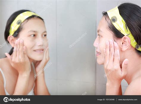 Mujer Aplicando Crema De Espuma A La Cara Reflejan Con Espejo De Baño
