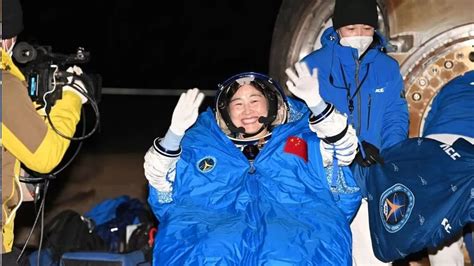 6개월 임무 마치고 지구로 귀환한 중국 최초 여성 우주비행사 Bbc News 코리아