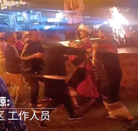 游客对女演员咸猪手后与保安冲突，景区回应：游客当时喝了酒，领导正开会处理此事，警方：具体情况不便透露视频男子时间